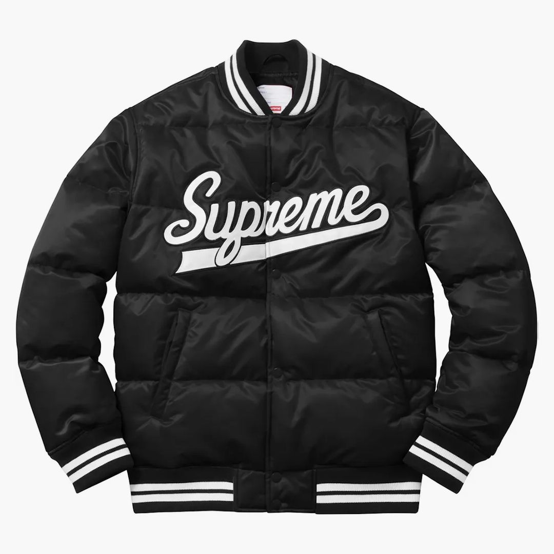 Supreme Script Varsity Puffy Black – bei HYPENEEDZ kaufen